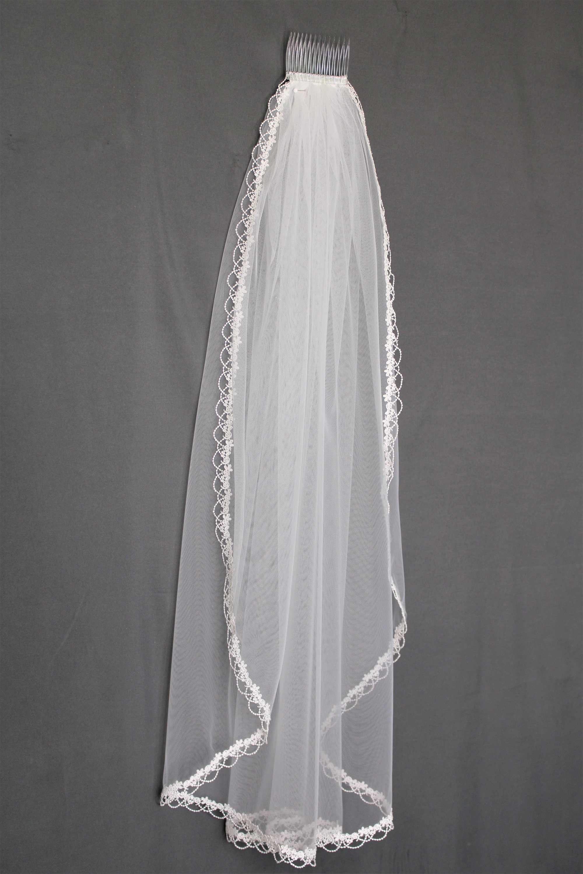 Elegant bridal veil with delicate high-quality lace at the | Etsy