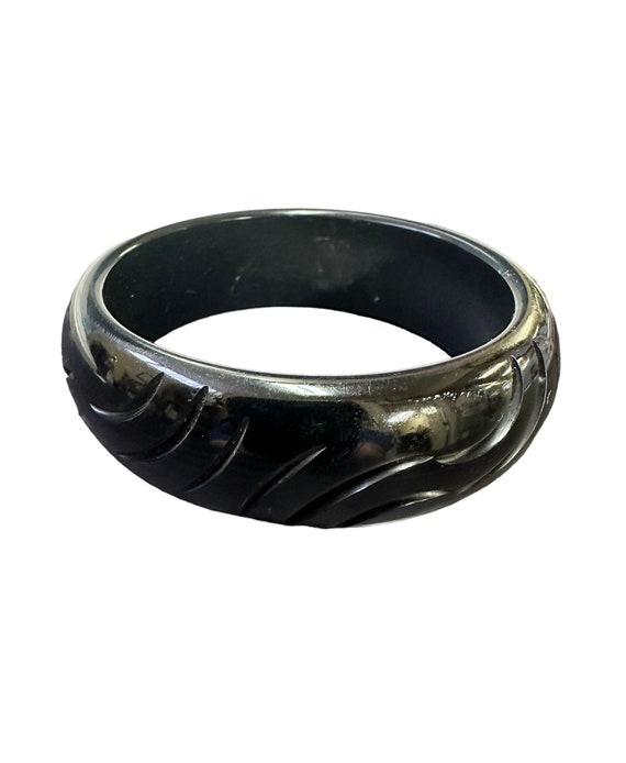 Carved black bangle Brutalist Bakelite style heavy ab… - Gem