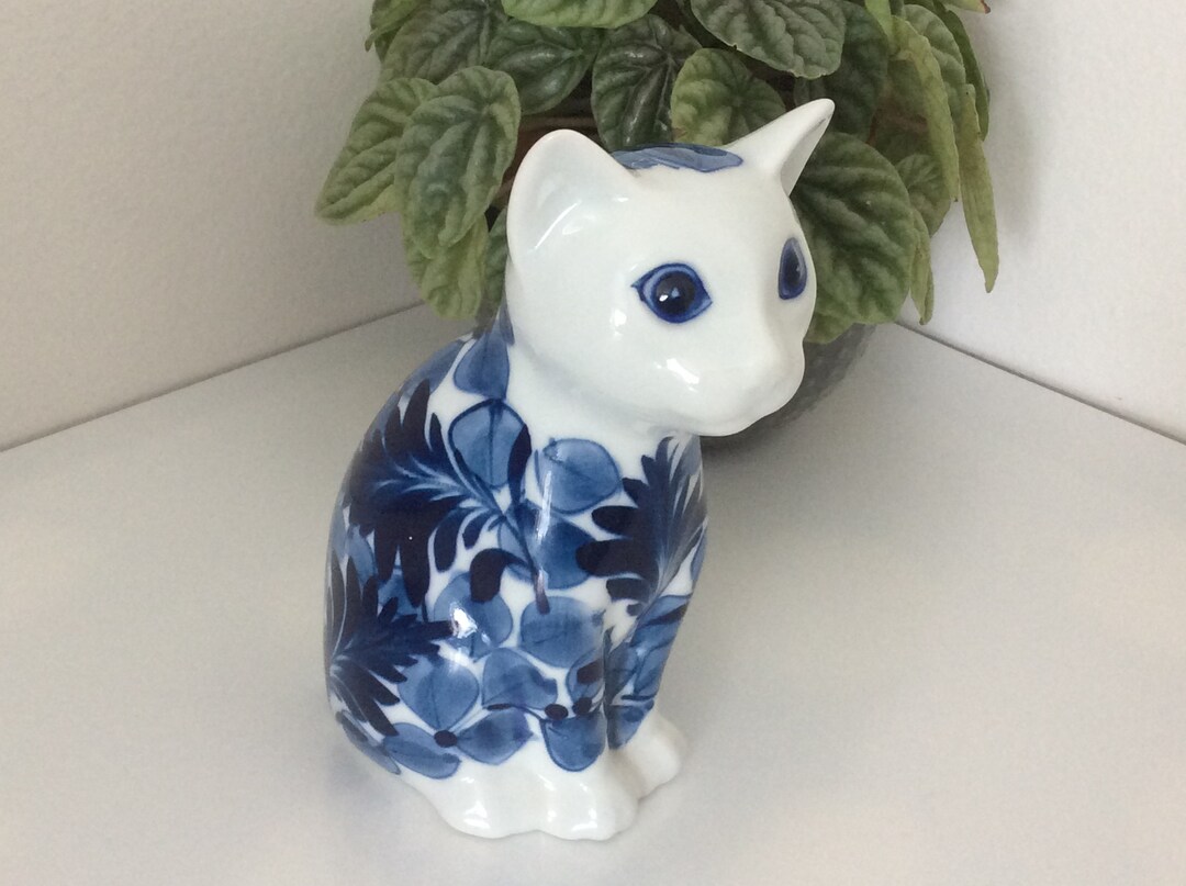 Genin Trudeau White Cat With Blue Eyes Decorated Cobalt Blue Flowers ...