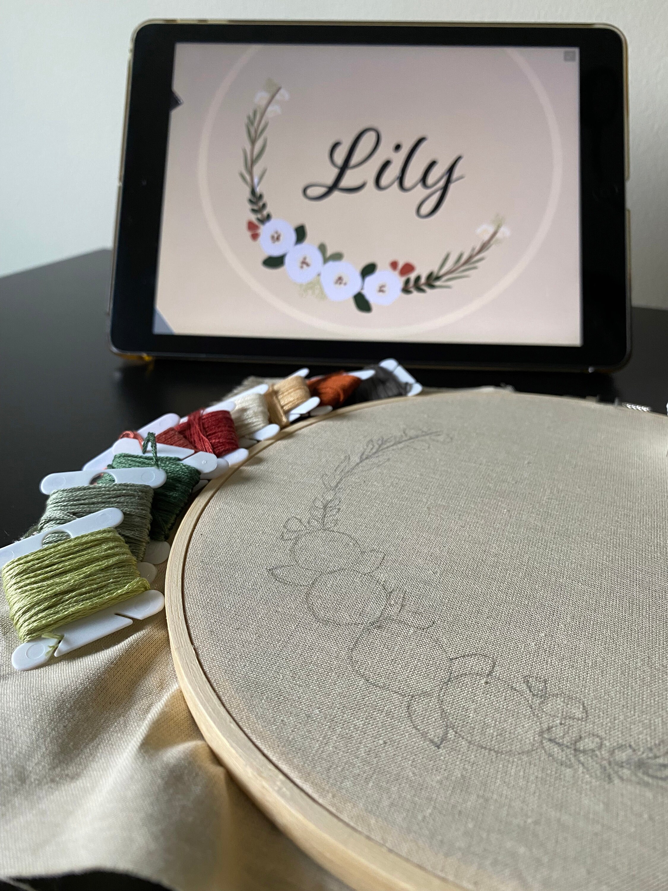 Name and Floral Embroidery Hoop customizable name and size - Etsy.de