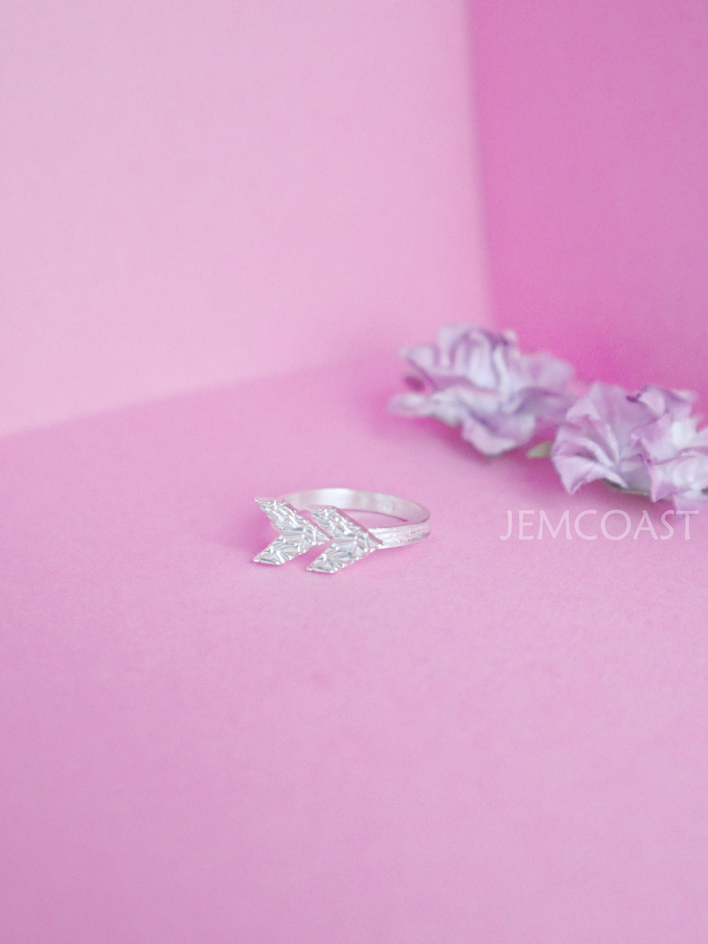 DOUBLE ARROW RING One Size Statement Ring With Textured Effect ...