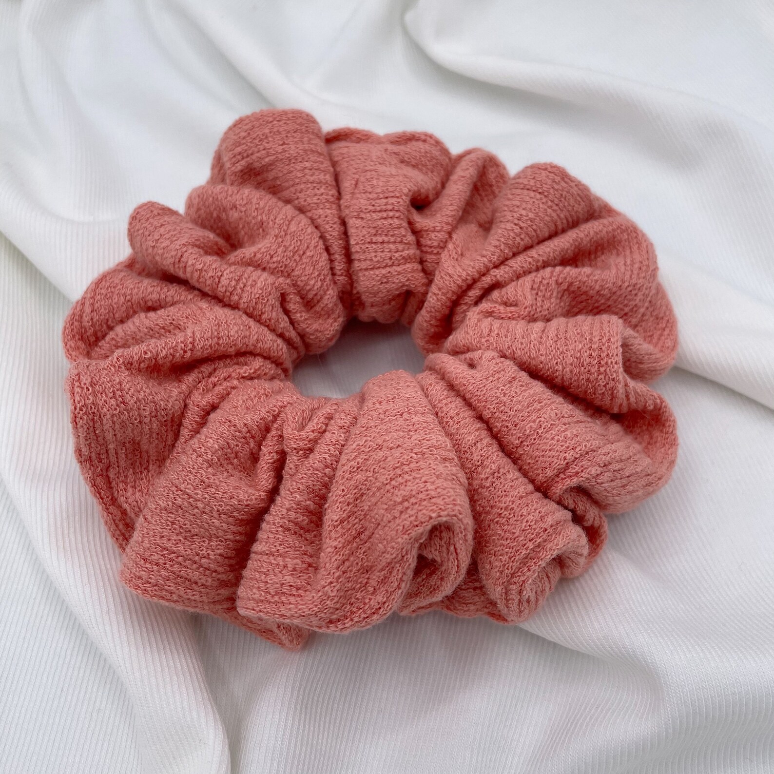 Coral Knit Scrunchie // Scrunchie de pelo hecho a mano Hair - Etsy España