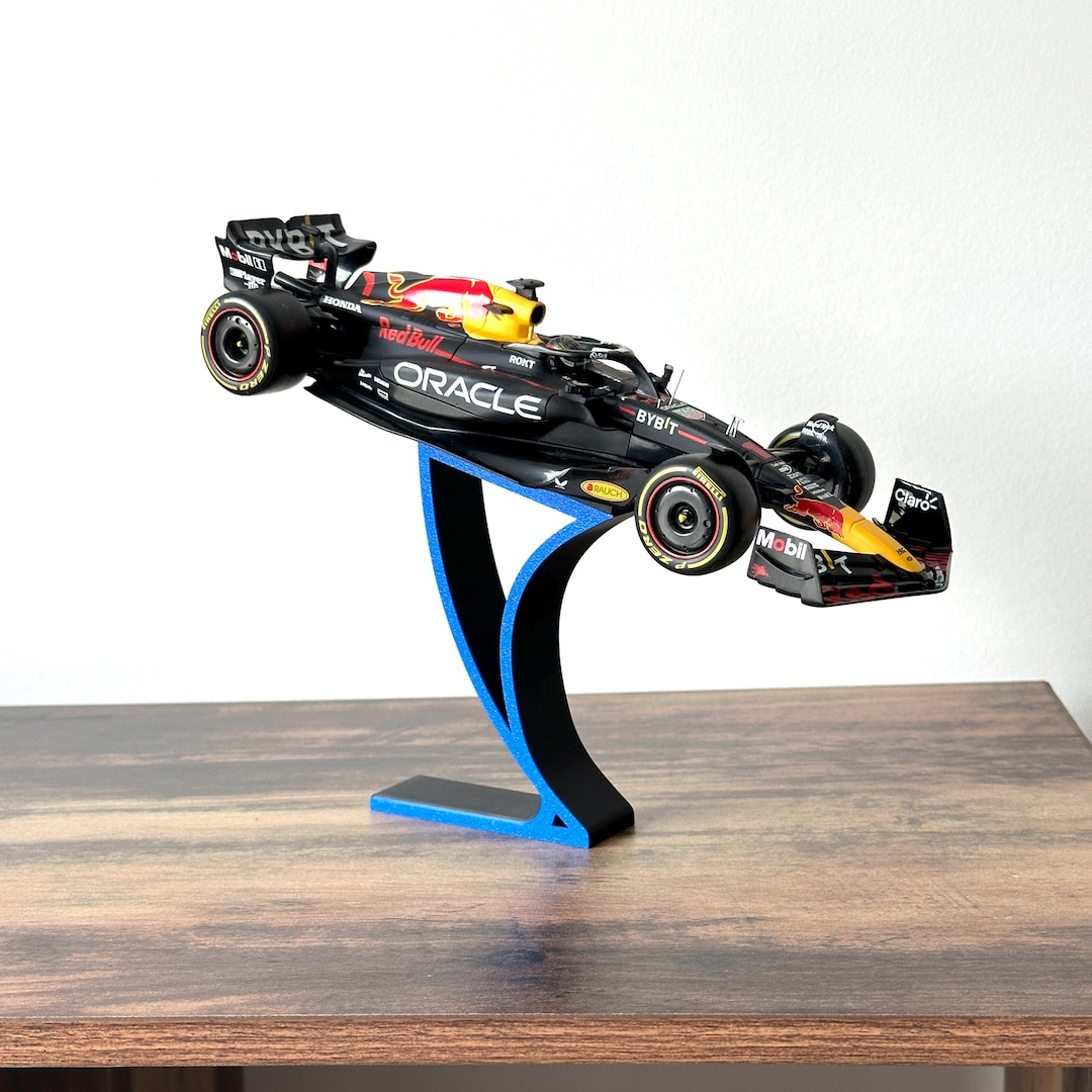 Red Bull F1 1:24 Diecast Model Car on Formula 1 Team Colour Display ...