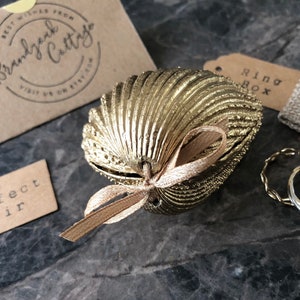 William Morris Shell Ring Box With Ribbon Hinge in Green Strawberry ...