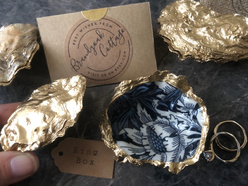 William Morris Tulip & Willow Whole Oyster Shell Ring Box | Navy Blue ...