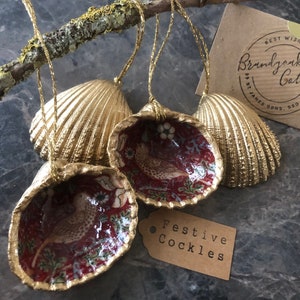 Morris Strawberry Thief Decorations |strawberry Thief Cockle Shells Red ...