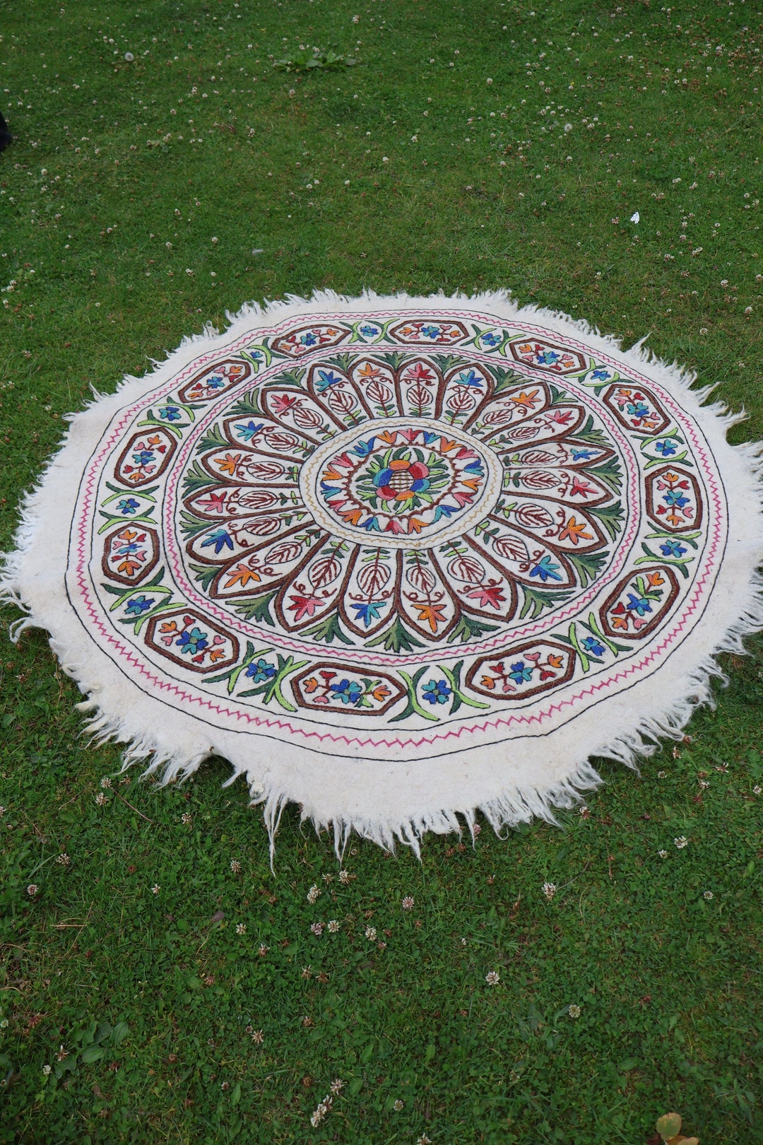 Handmade Kashmir Round Namda Rug | Mandala Embroidered Rug ...
