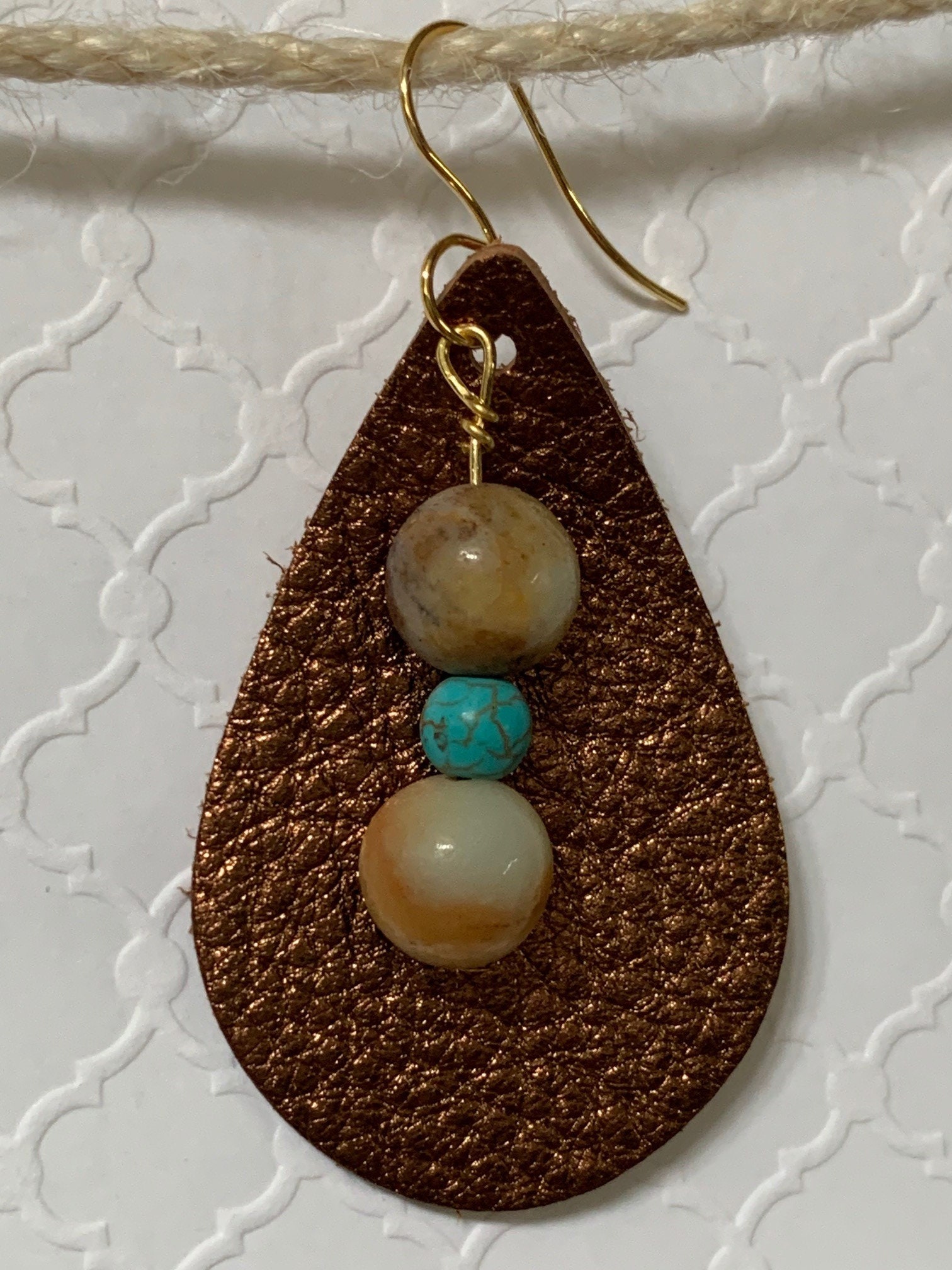 Pendiente de piel de bronce amazónica y lágrima turquesa - Etsy España