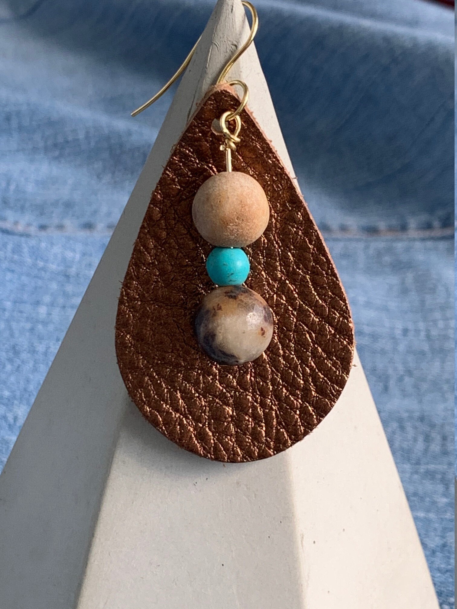 Pendiente de piel de bronce amazónica y lágrima turquesa - Etsy España