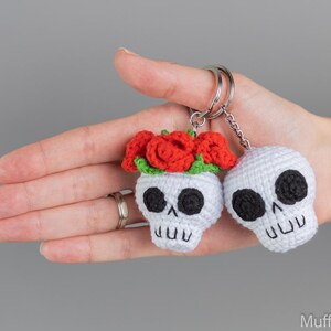 Halloween Crochet Patterns Skull Keychain With Flowers, Crochet Skull ...