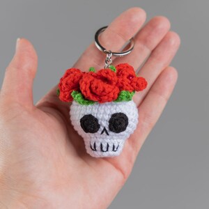 Halloween Crochet Patterns Skull Keychain With Flowers, Crochet Skull ...
