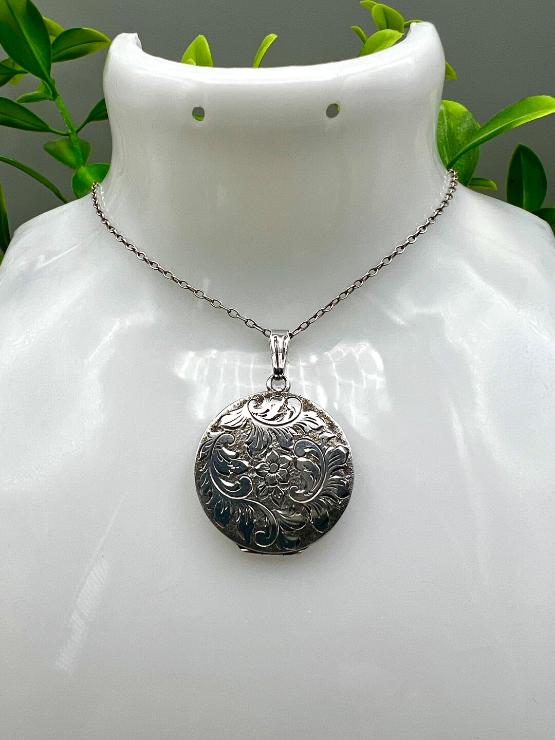 Vintage Hallmarked Circular Sterling Silver Locket & 20” Sterling Chain ...