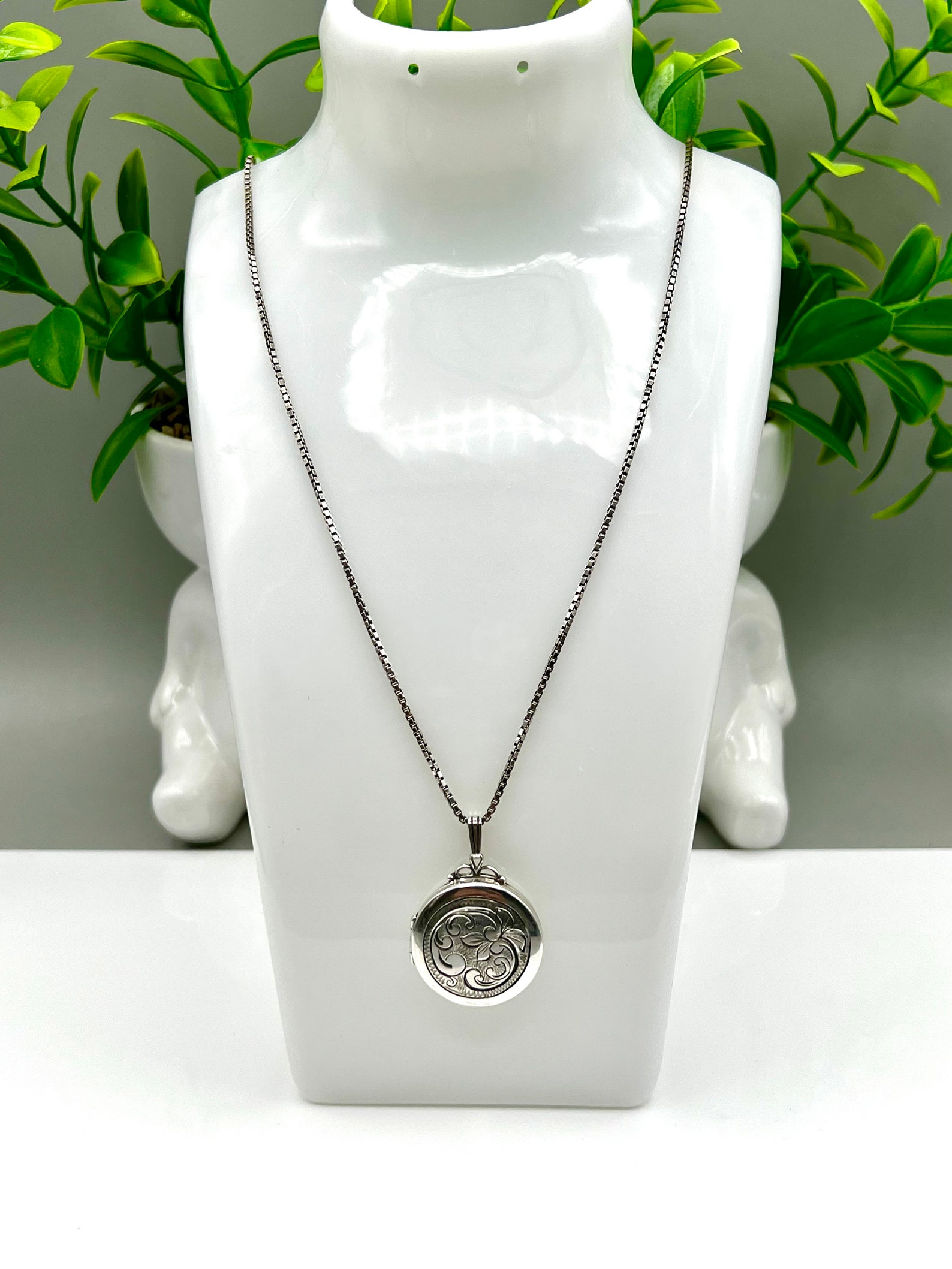 Vintage Hallmarked Circular Sterling Silver Locket & Sterling Box Chain ...
