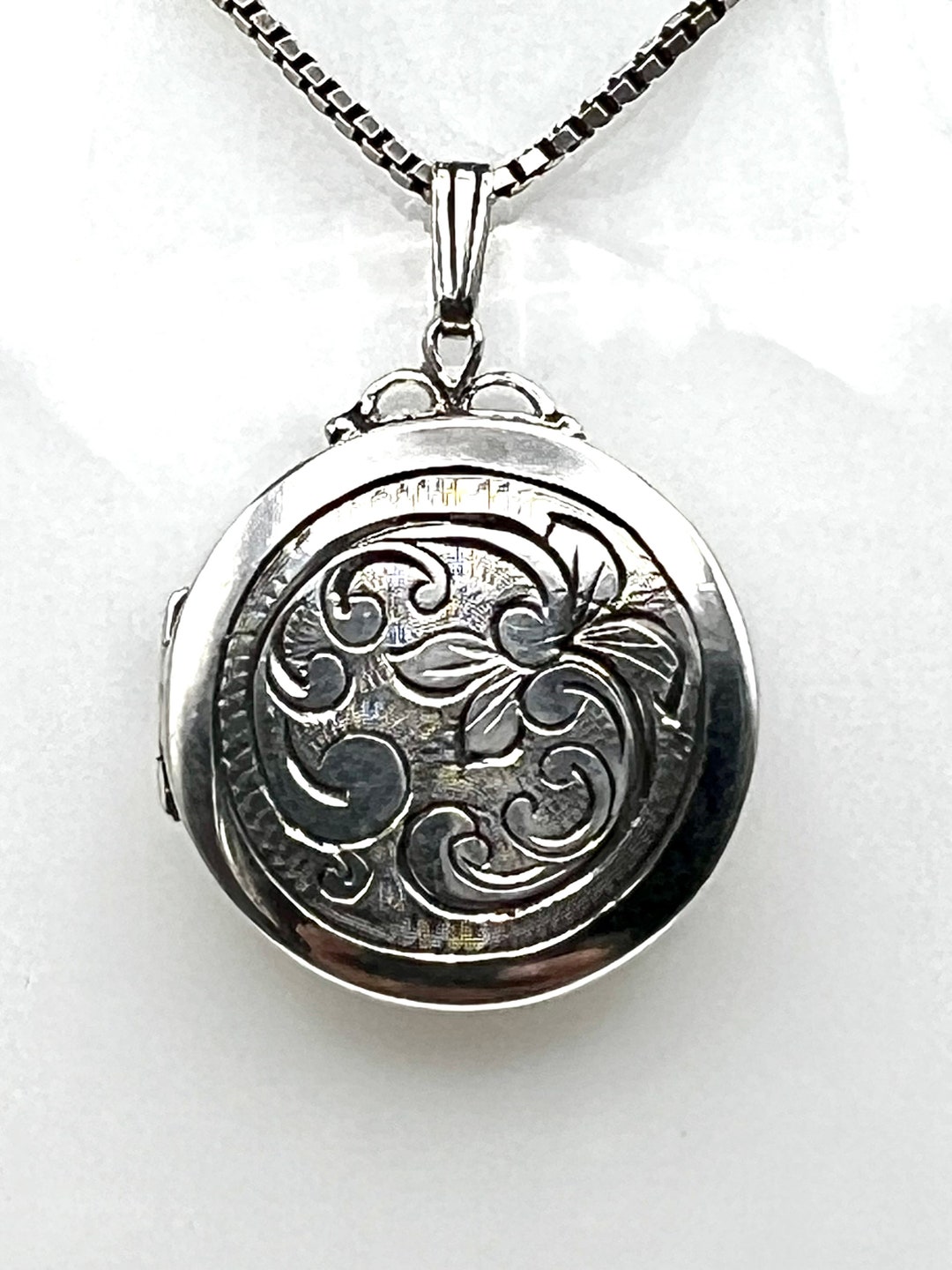 Vintage Hallmarked Circular Sterling Silver Locket & Sterling Box Chain ...