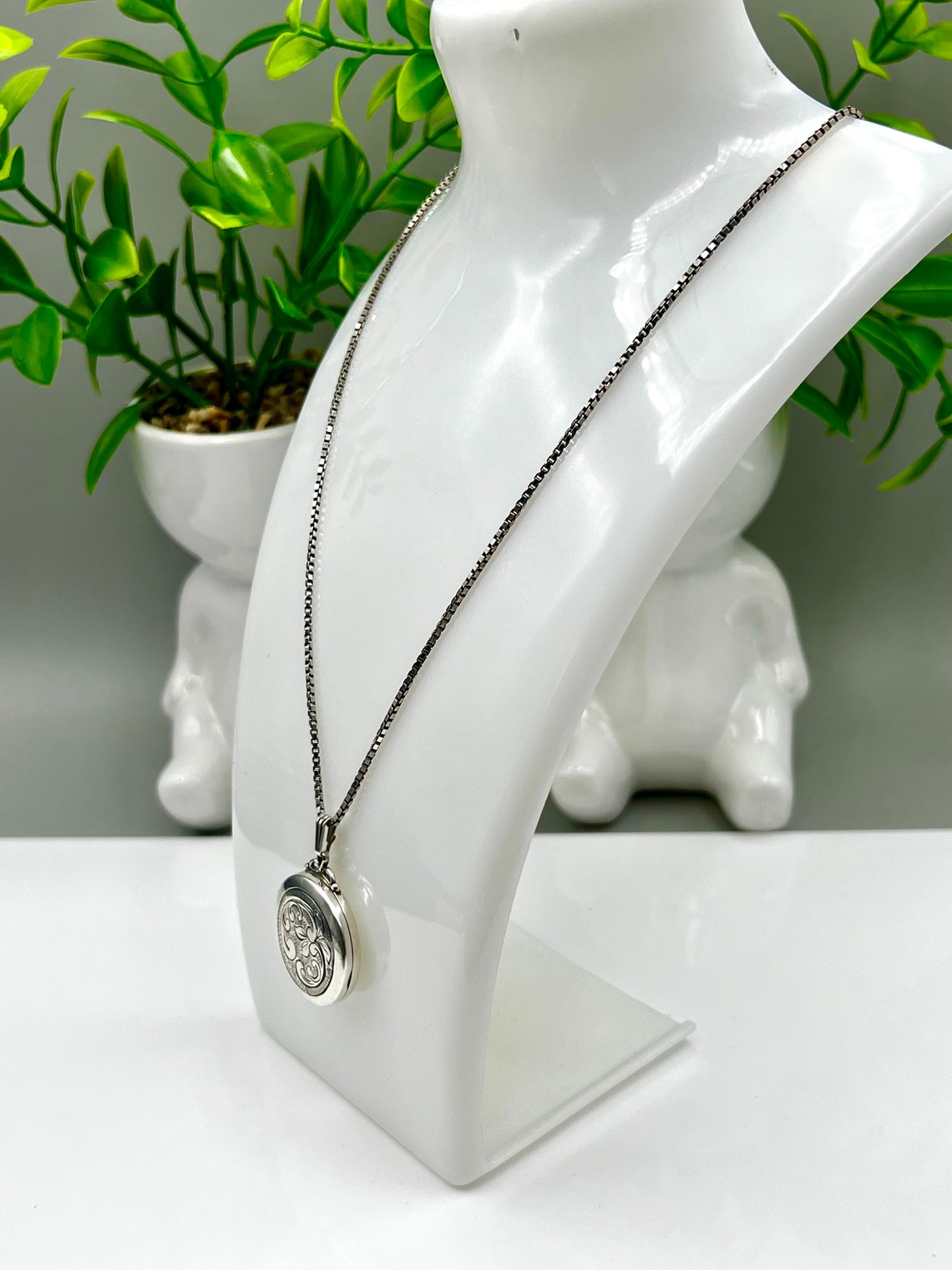 Vintage Hallmarked Circular Sterling Silver Locket & Sterling Box Chain ...