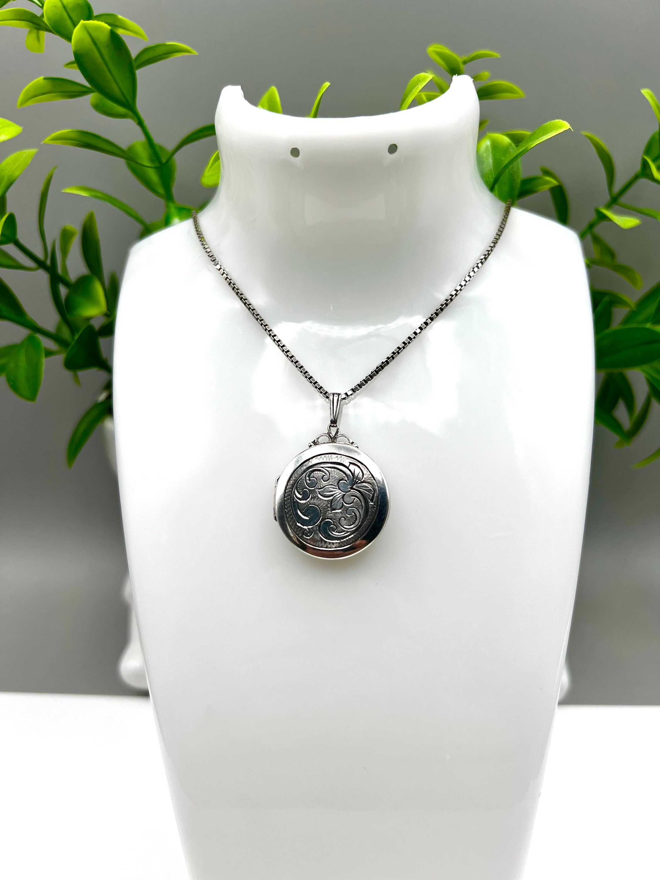 Vintage Hallmarked Circular Sterling Silver Locket & Sterling Box Chain ...