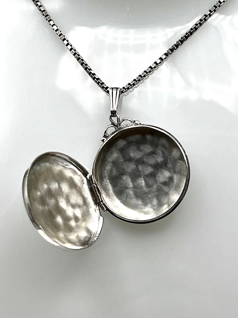 Vintage Hallmarked Circular Sterling Silver Locket & Sterling Box Chain ...