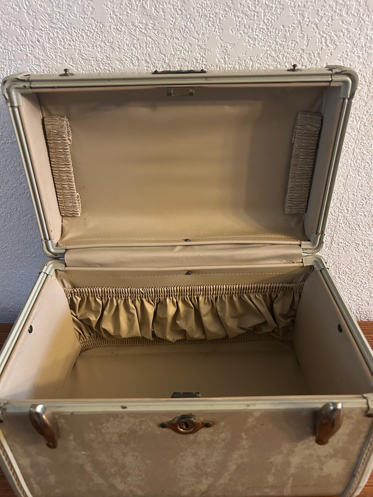 Vintage Shwayder Bros. (samsonite) Train Case. 1950’s Marble Beige Hard ...