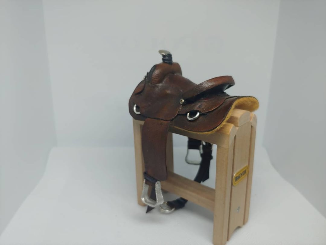 Traditional Western Saddle 1:9 Scale for Model Horses. (stand is NOT ...