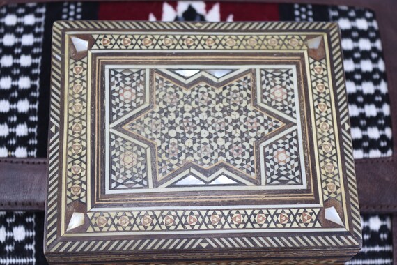 Marquetry box with inlaid decoration, handcrafted woo… - Gem