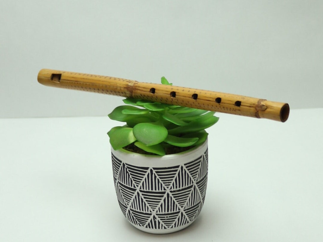 Flûte artisanale vintage en bambou décorée, instrument de musique à ...