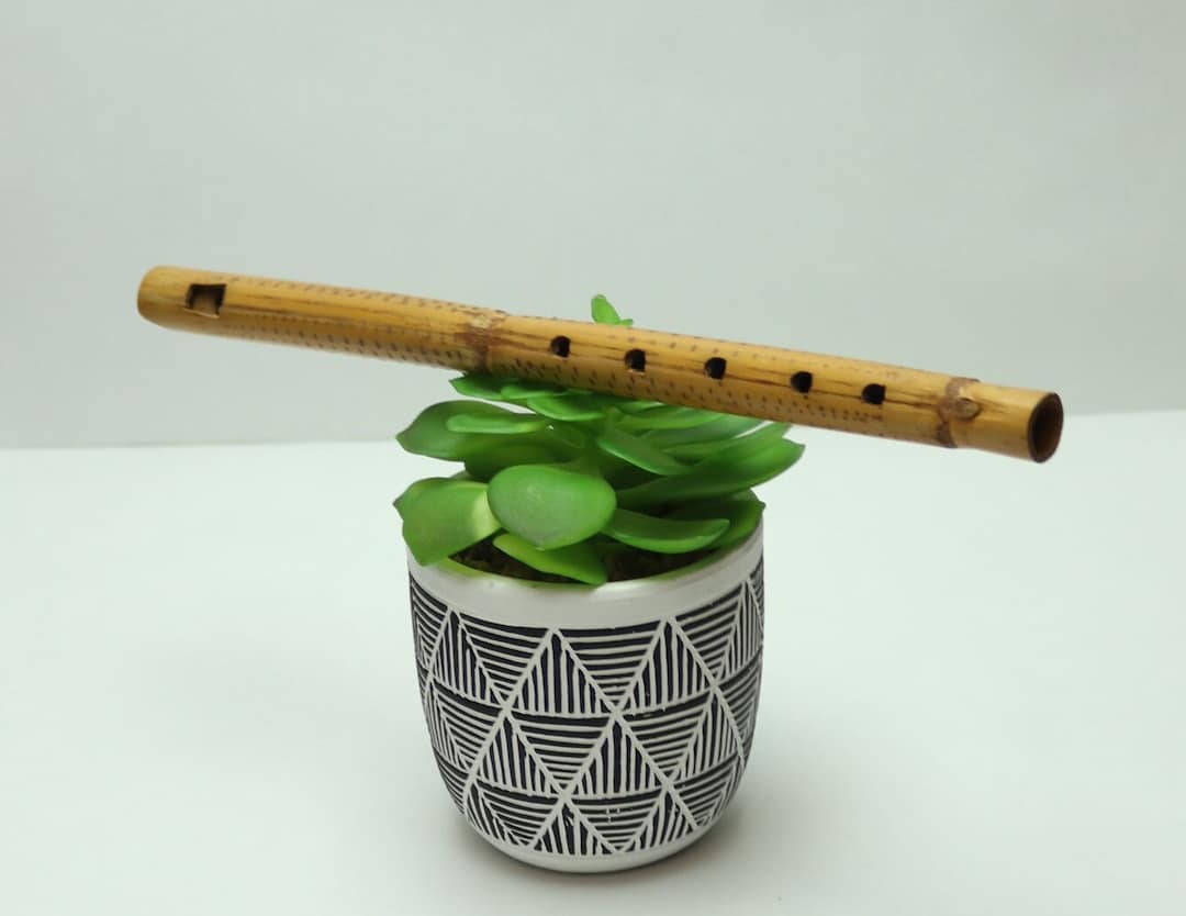 Flûte artisanale vintage en bambou décorée, instrument de musique à ...