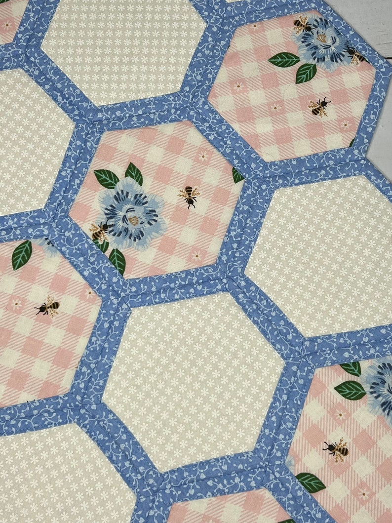 Honey Bee Table Runner / Bee Decor / Quilted Table Runner / - Etsy