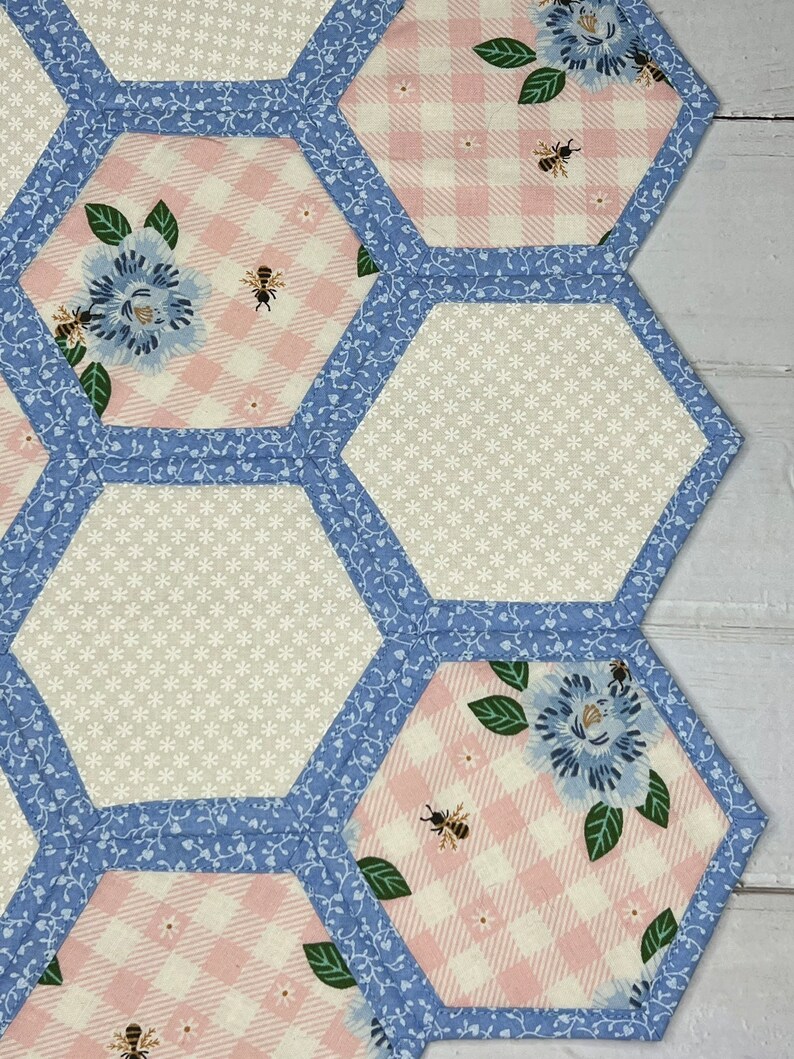 Honey Bee Table Runner / Bee Decor / Quilted Table Runner / - Etsy