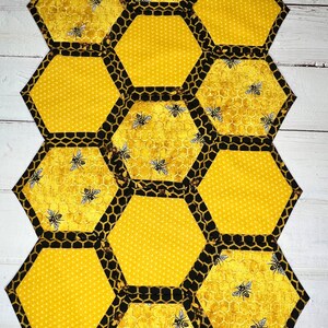 Bee Table Runner / Bee Decor / Bee Lovers Gift / Handmade Table Runner ...