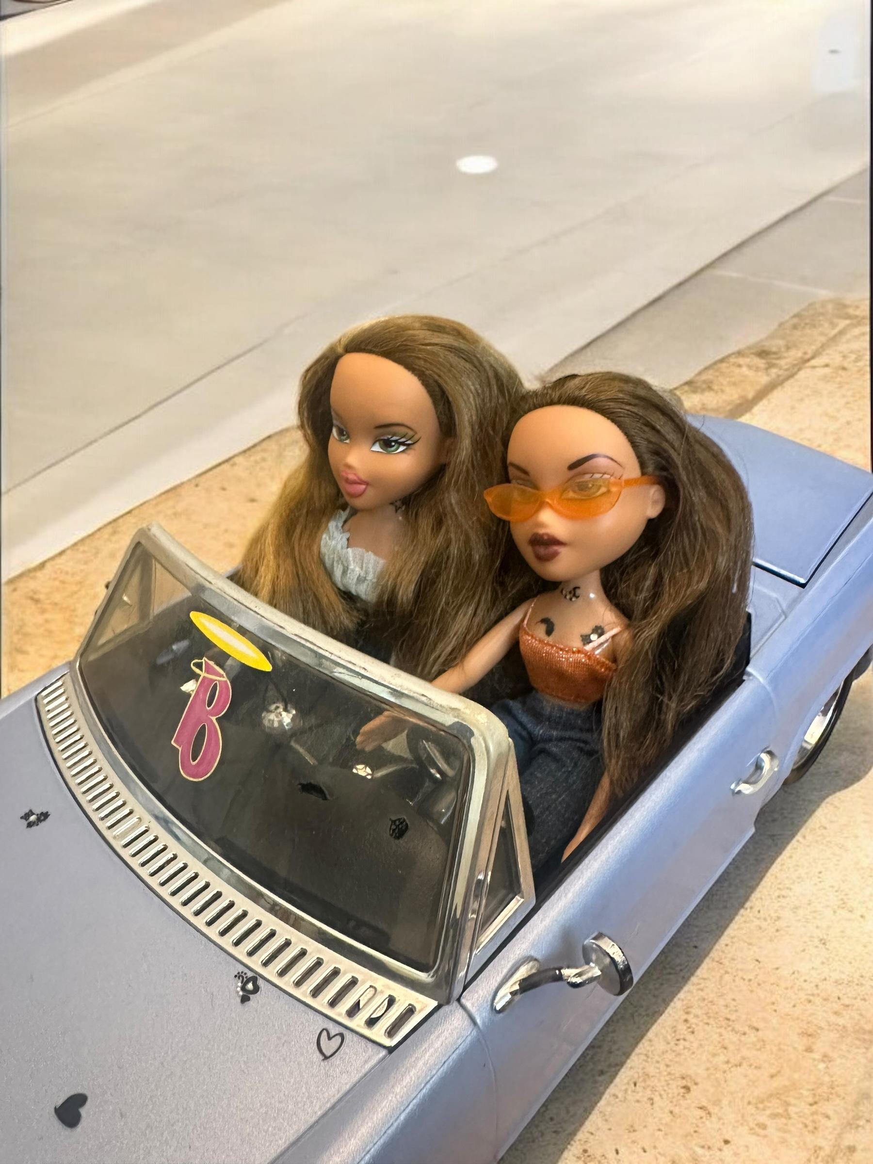 Vintage MGA Bratz Blue Cadillac 2002 With FM Radio and 2 Bratz Dolls ...