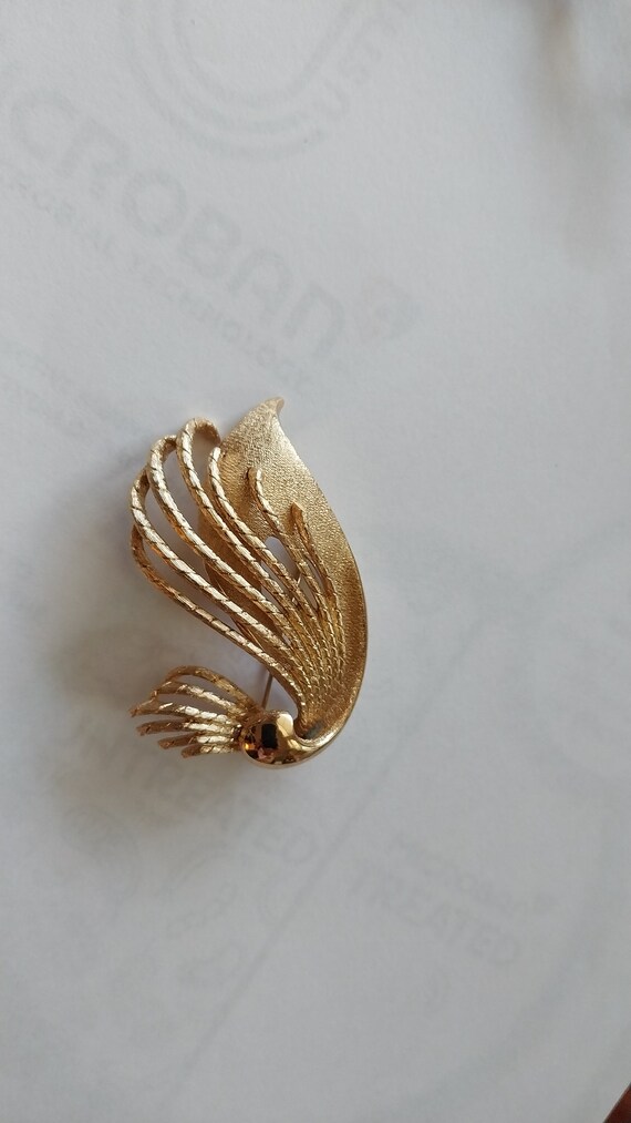 Gold metal brooch - Gem