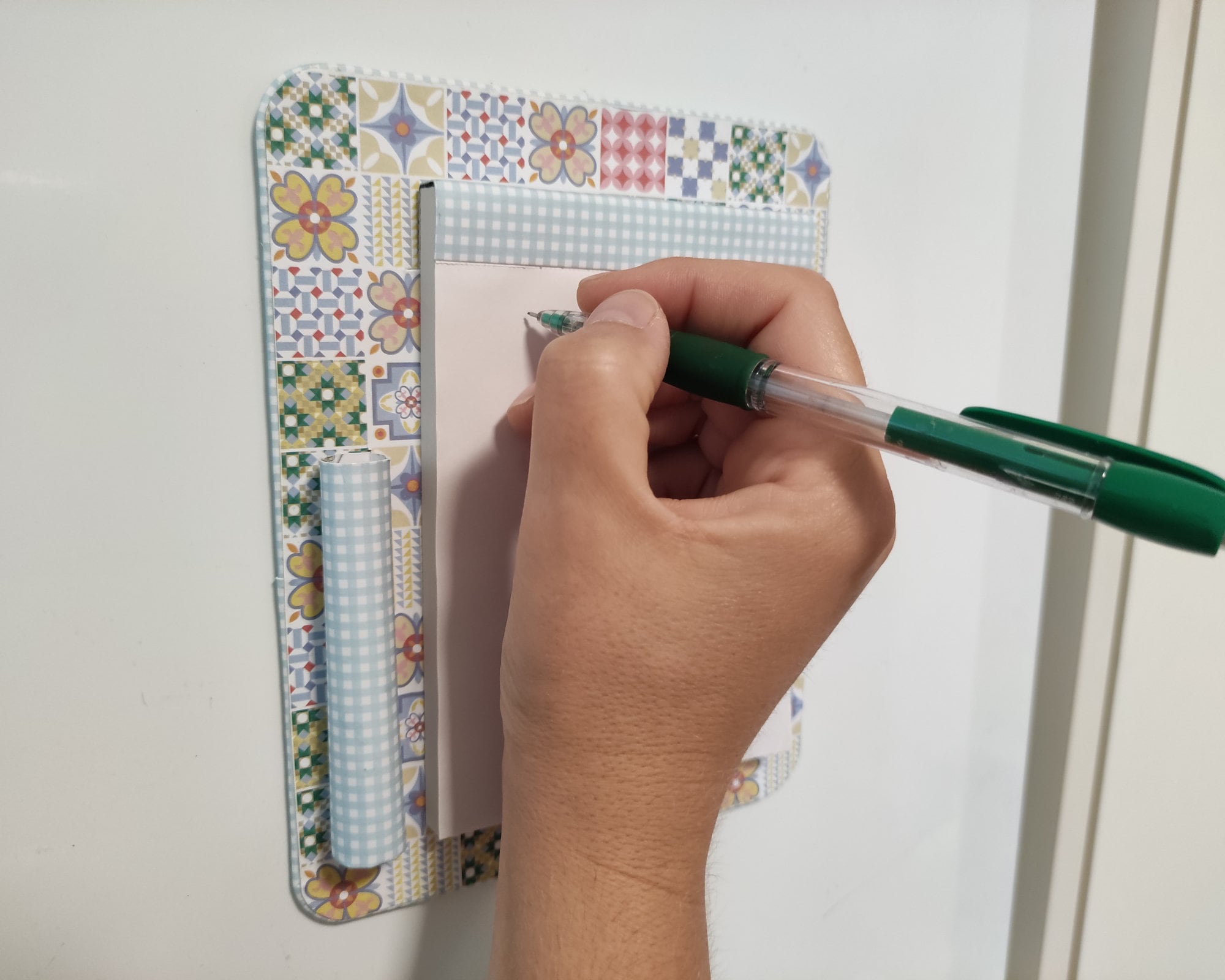 Vintage Style Fridge Notepad Holder, Ceramic Tiles Print Magnetic ...