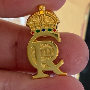 Coronation Pin Badges 2 Beautiful Pin Badges gold Plated Cypher of King ...