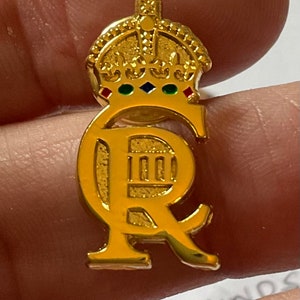 Coronation Pin Badges 2 Beautiful Pin Badges gold Plated Cypher of King ...