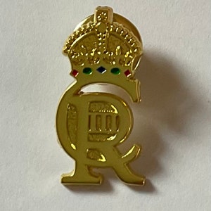 Coronation Pin Badges 2 Beautiful Pin Badges gold Plated Cypher of King ...