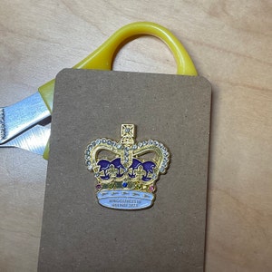 Coronation Pin Badges 2 Beautiful Pin Badges gold Plated Cypher of King ...