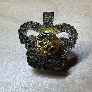 Coronation Pin Badges 2 Beautiful Pin Badges gold Plated Cypher of King ...