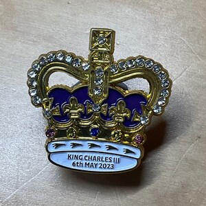 Coronation Pin Badges 2 Beautiful Pin Badges gold Plated Cypher of King ...