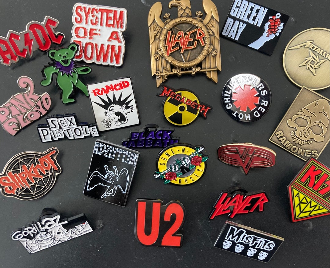 Random Lot of 10 Rock Band Pin Brooches Badges Music Punk Roll Heavy ...