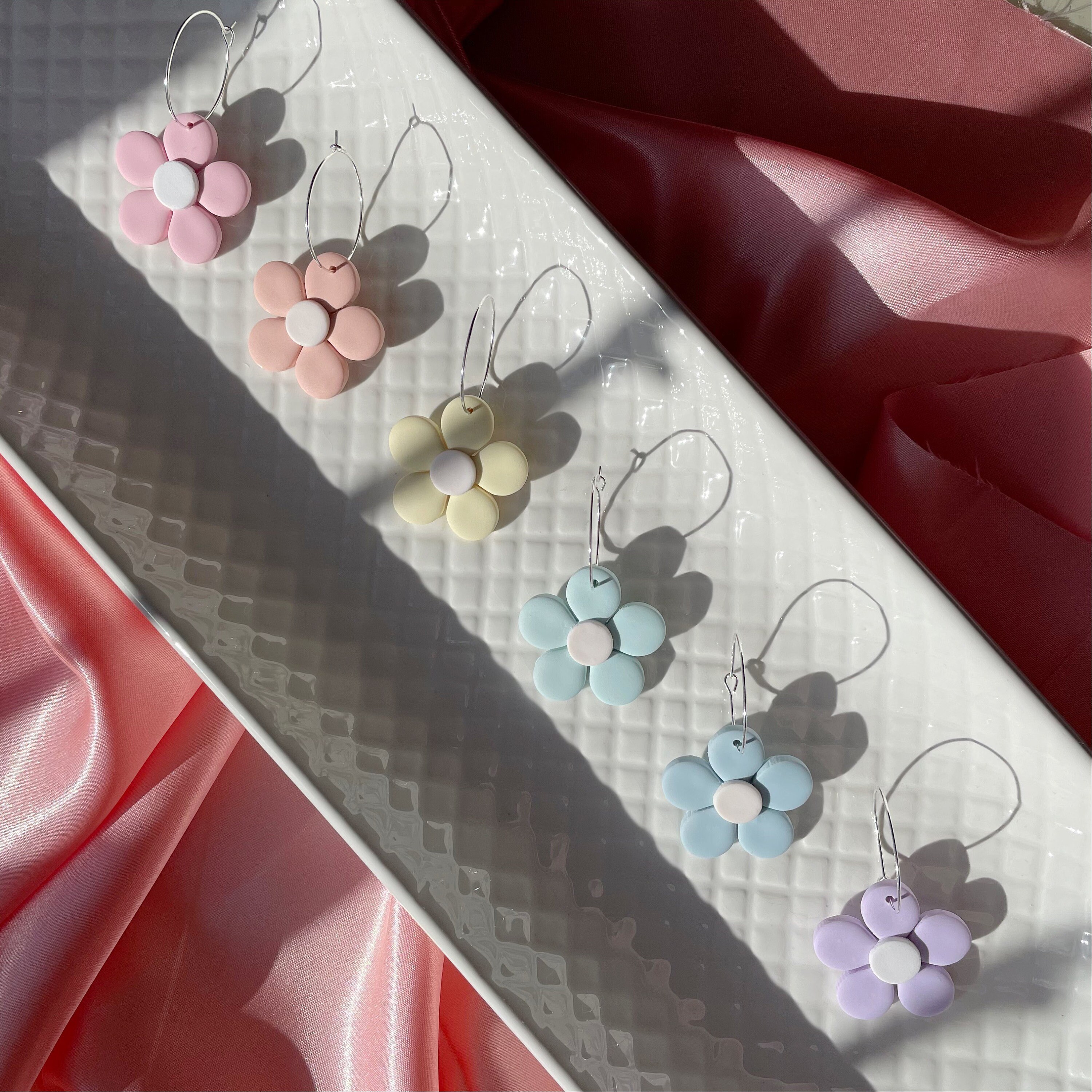 MADE TO ORDER Polymer Clay Daisy Flower Hoop Earrings / - Etsy Canada