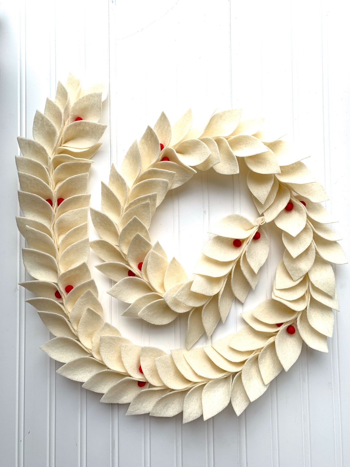 Cream Felt Leaf Garland With Red Felt Berries/felt Christmas - Etsy