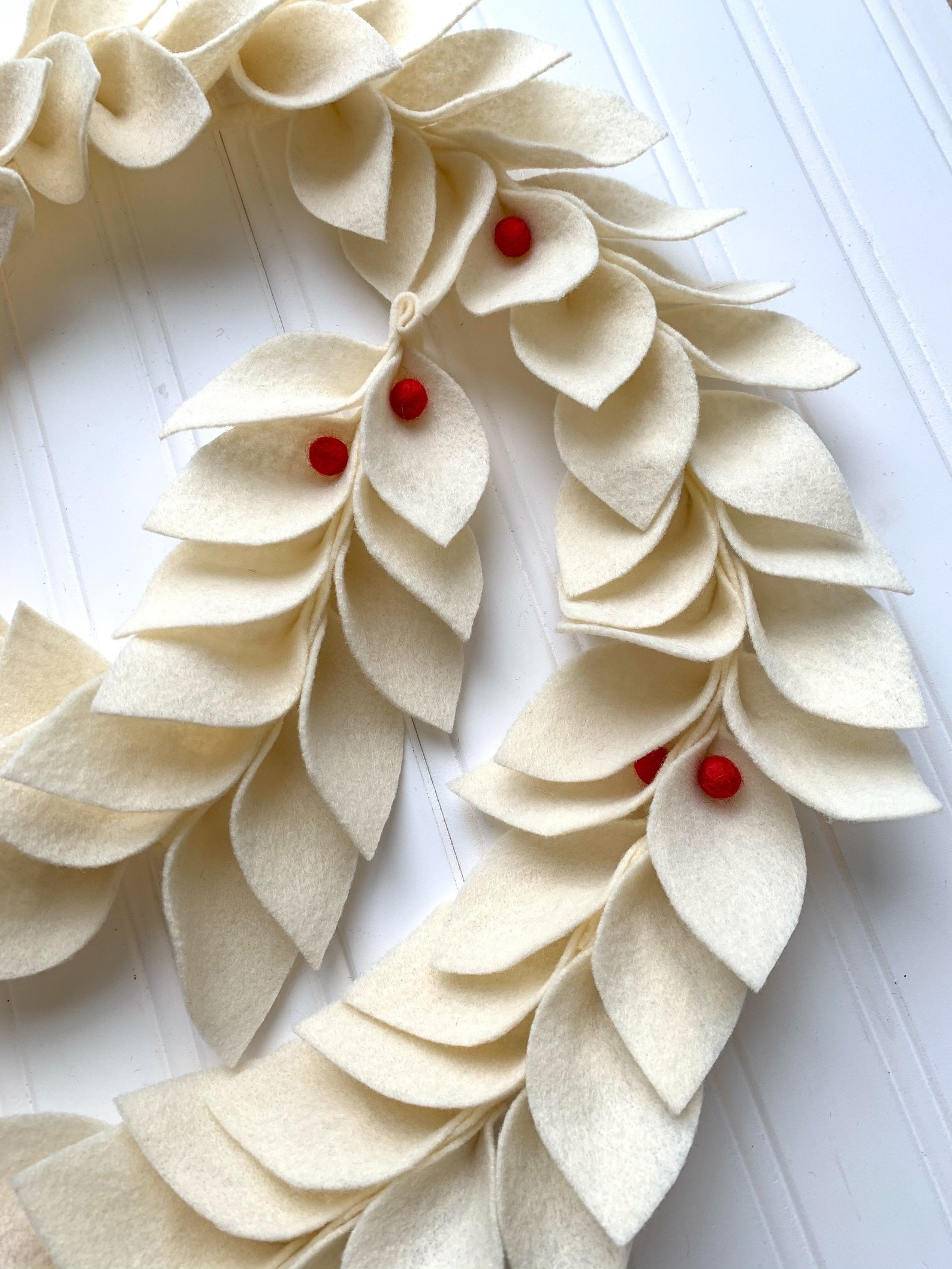Cream Felt Leaf Garland With Red Felt Berries/felt Christmas - Etsy
