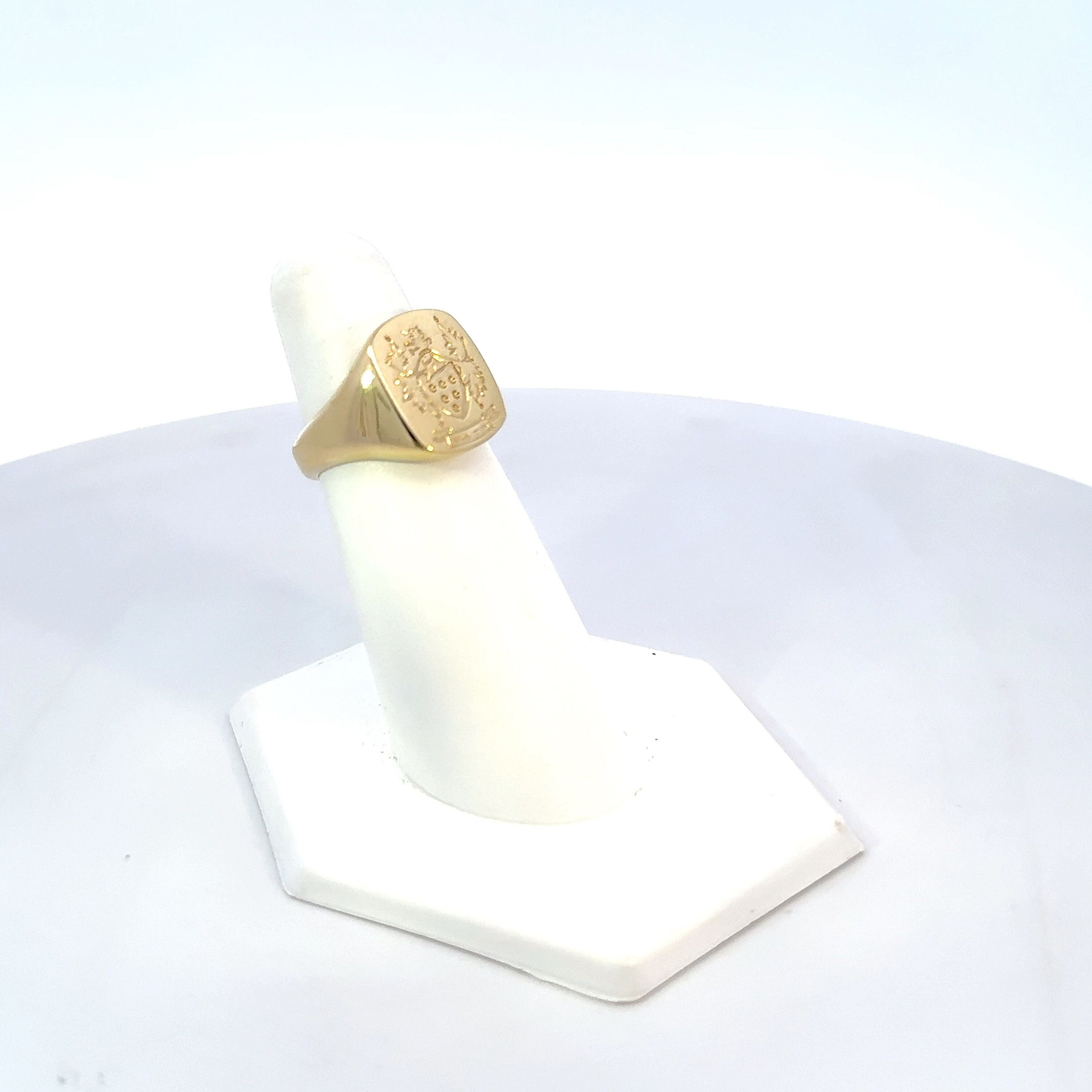 18K Yellow Gold Engraved Family Crest Signet Ring - Etsy