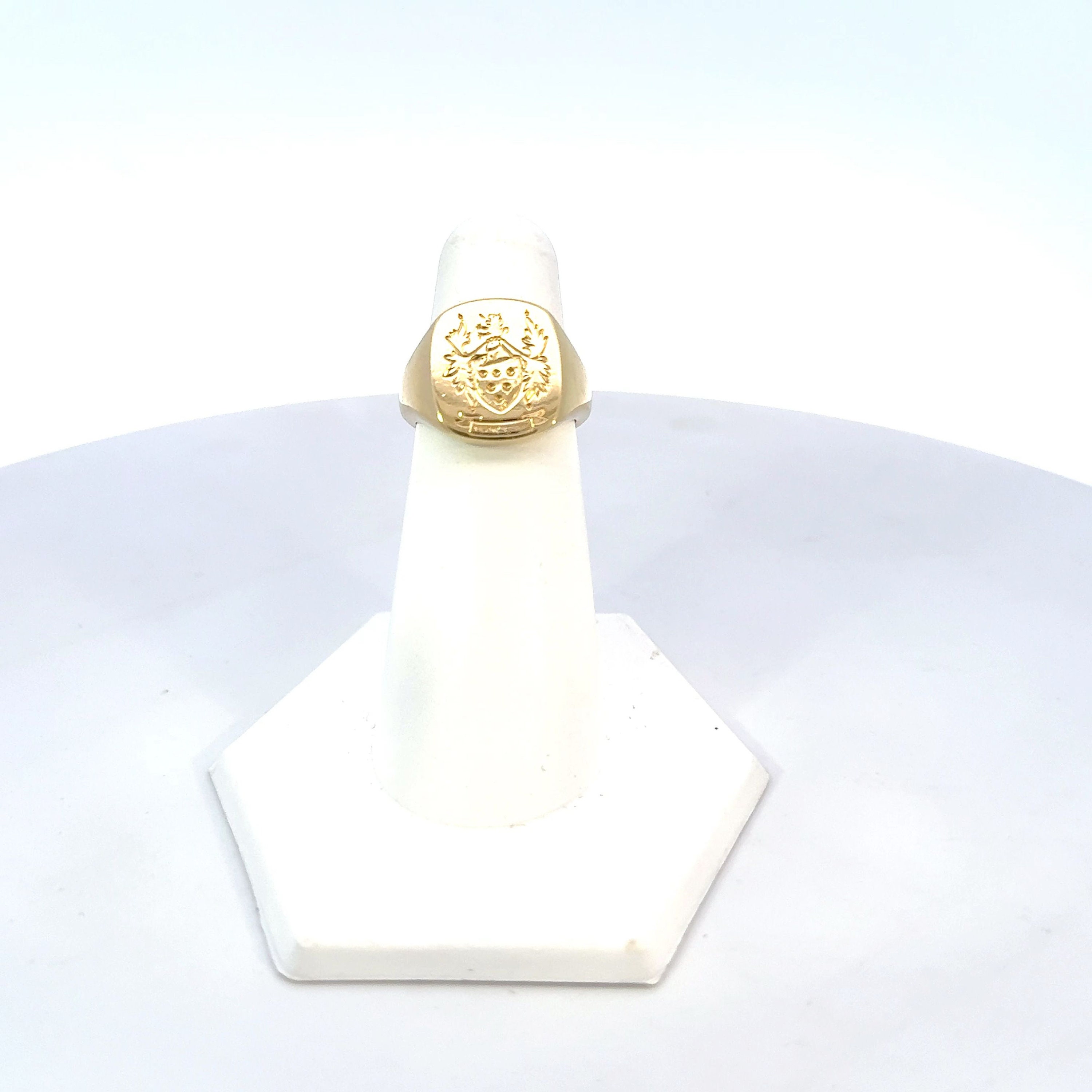 18K Yellow Gold Engraved Family Crest Signet Ring - Etsy