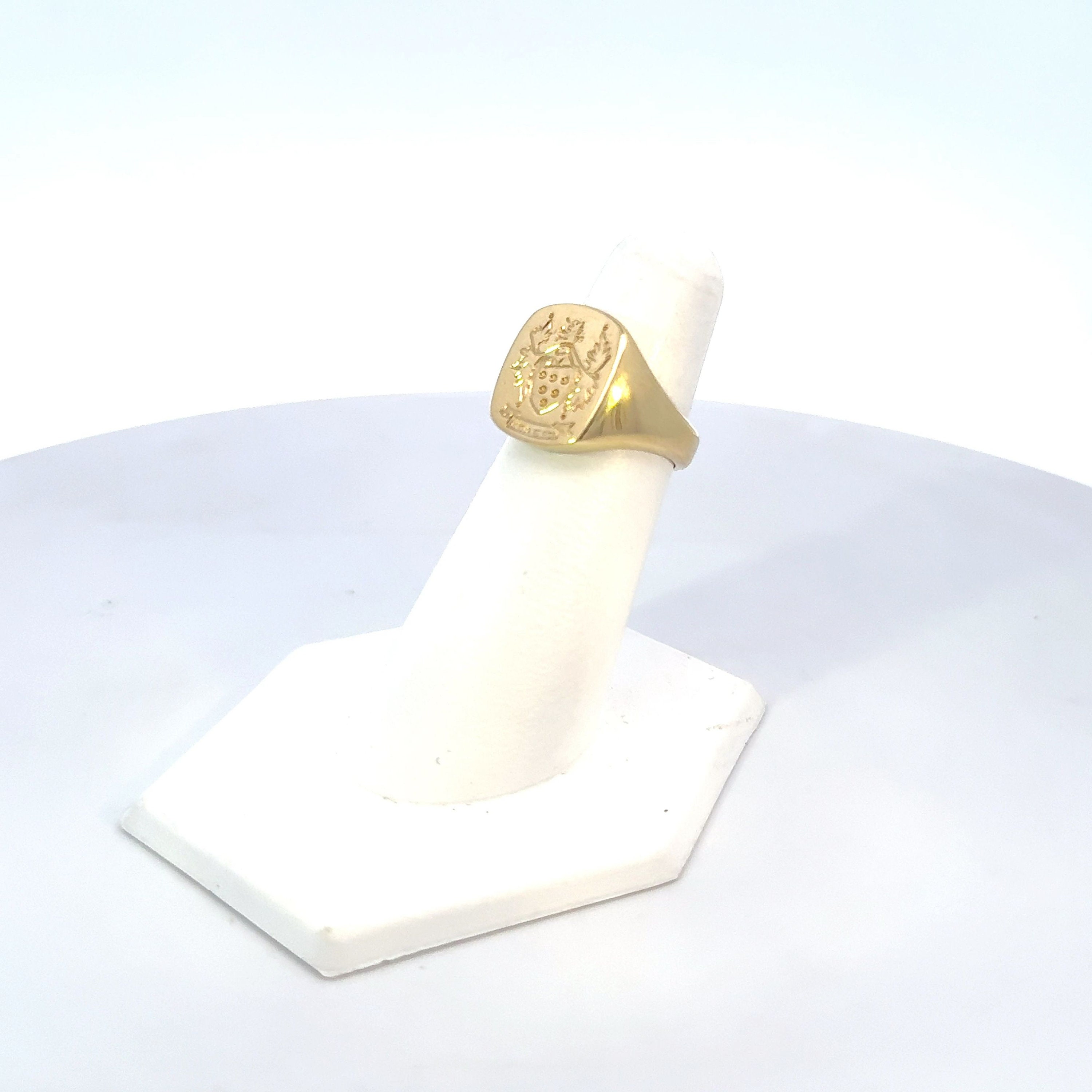 18K Yellow Gold Engraved Family Crest Signet Ring - Etsy