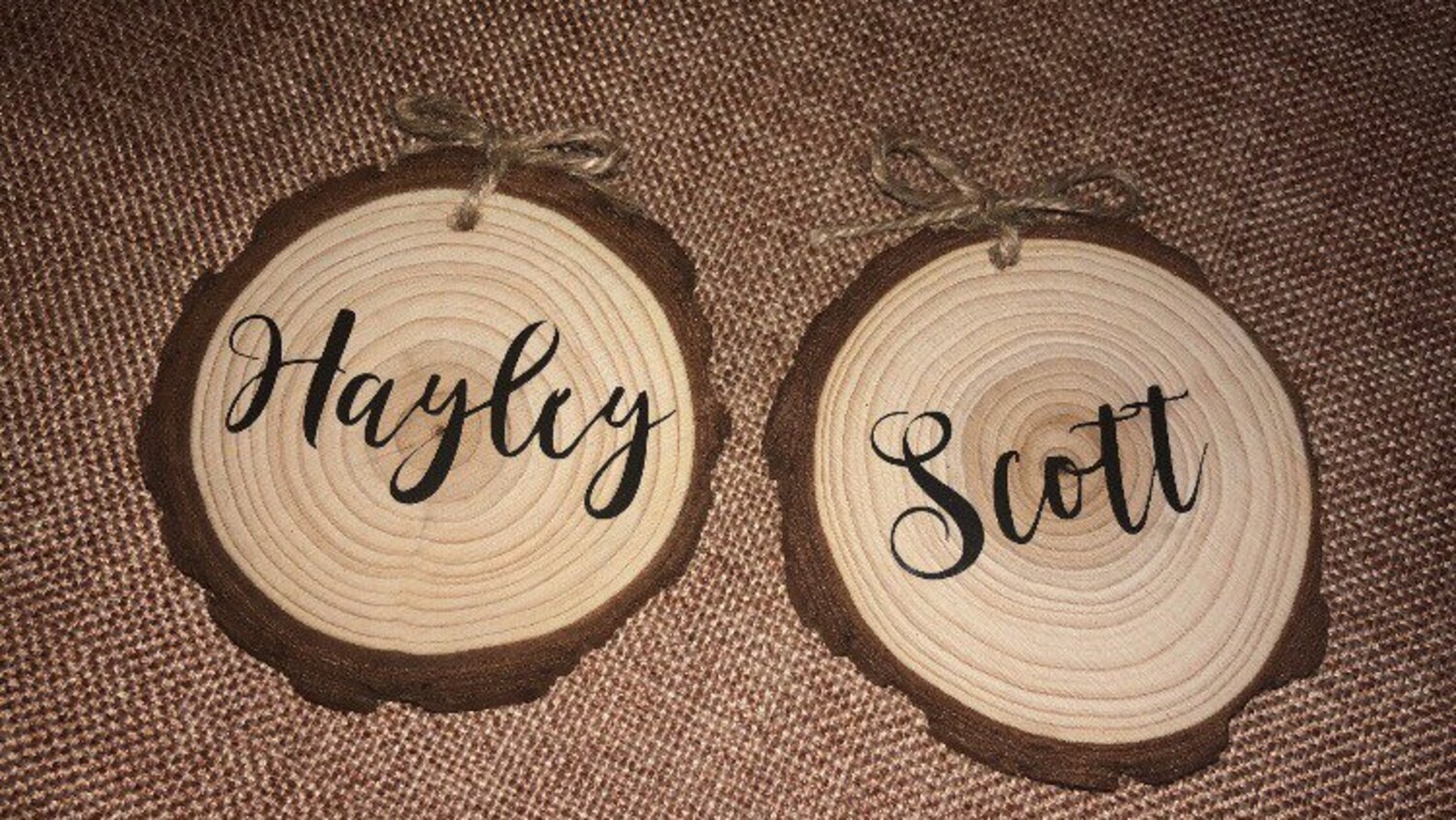 Rustic log name places for wedding tables and favours. | Etsy