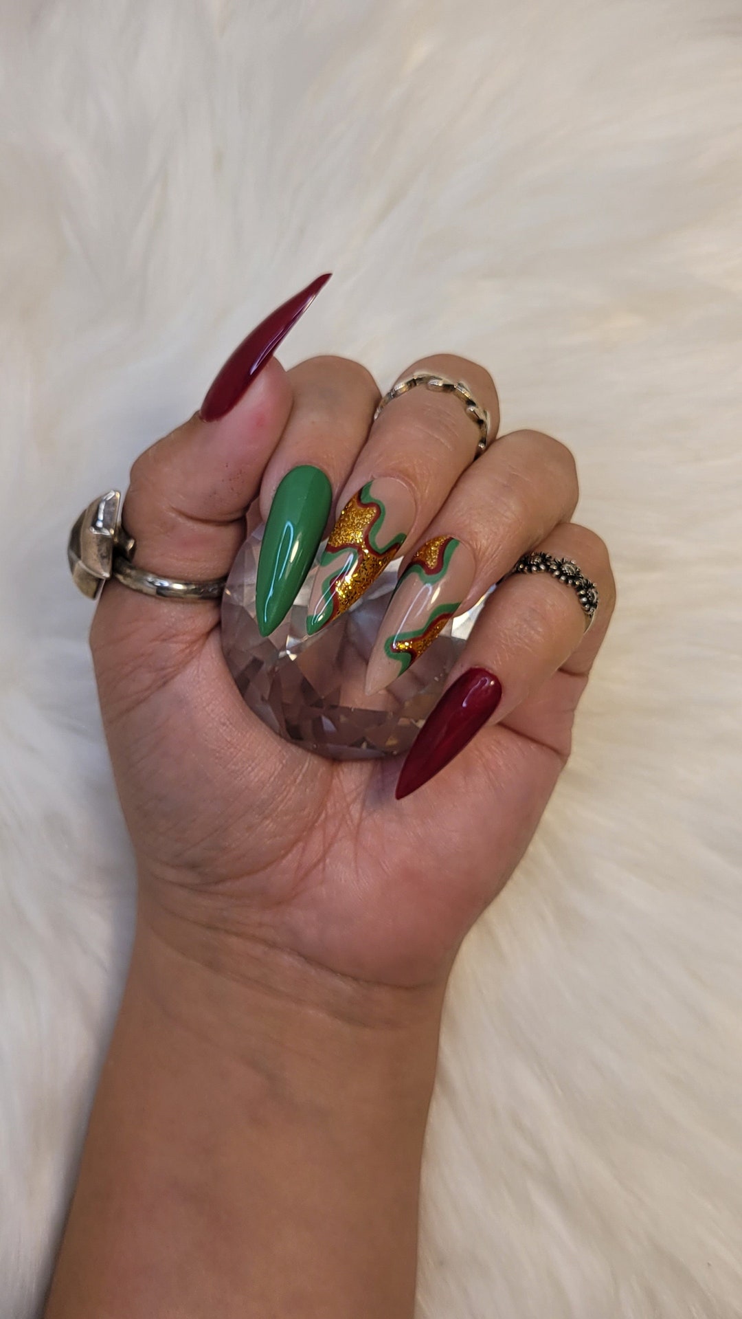 Tinsel in a Twist Press on Nails Christmas Nails Holiday Themed Swirl ...