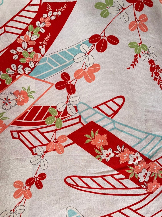Offwhite silk crepe juban with pattern of boats, flow… - Gem