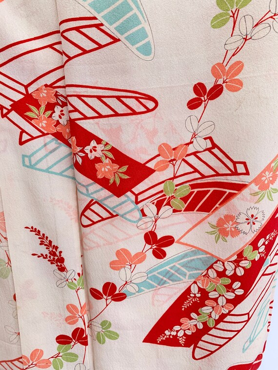 Offwhite silk crepe juban with pattern of boats, flow… - Gem