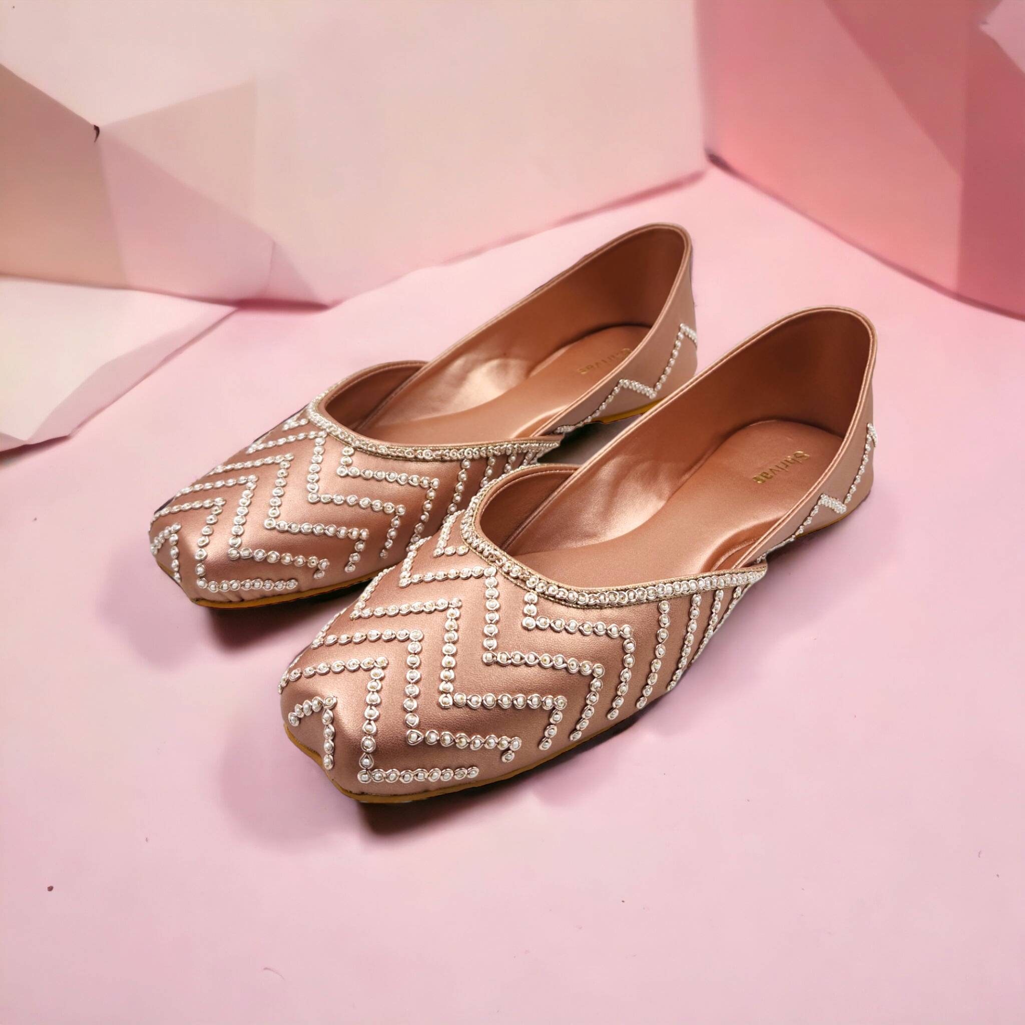 Women Rose Gold Vegan / Synthetic Leather Punjabi Juttis Mojari With ...